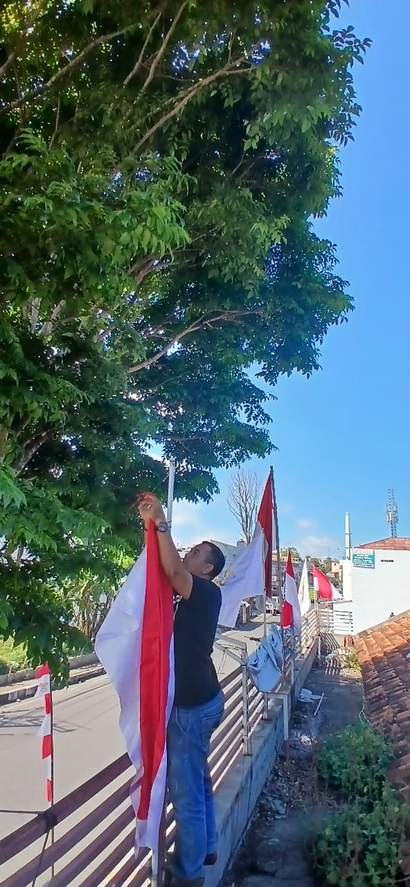 "Bendera Merah Putih Berkibar di KADIN Garut: Simbol Semangat Usaha dan ...